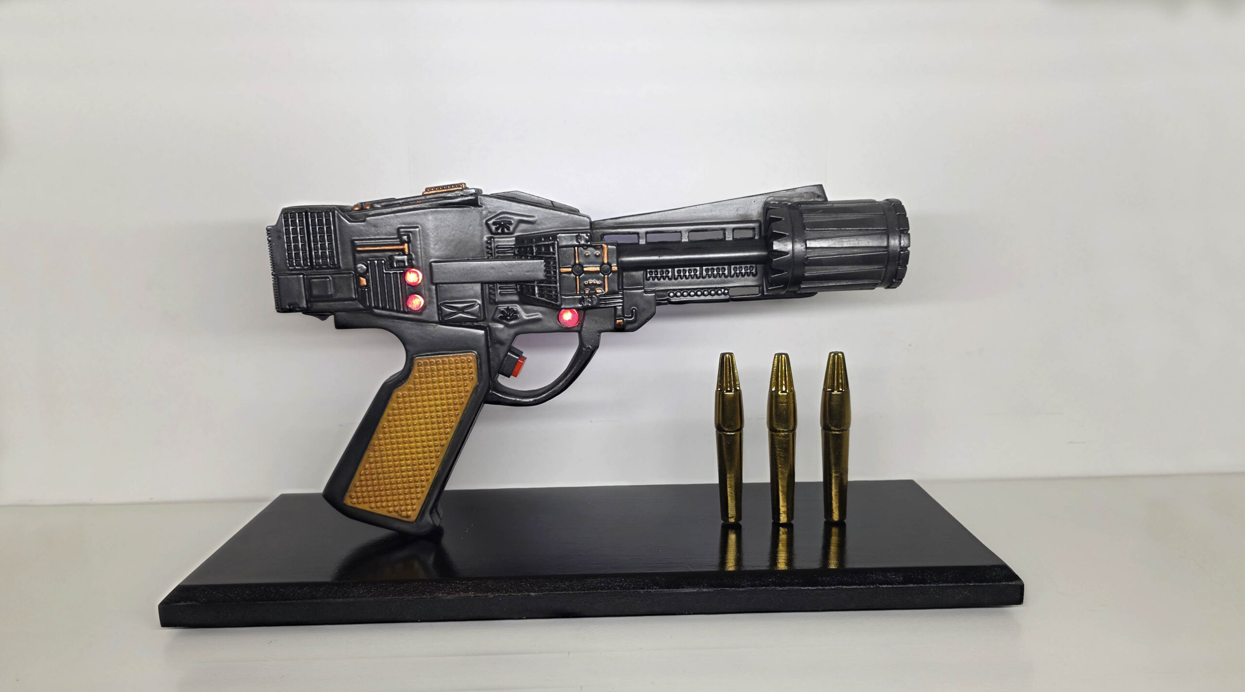 Battlestar Galactica – Colonial Blaster and Display with Recharge ...